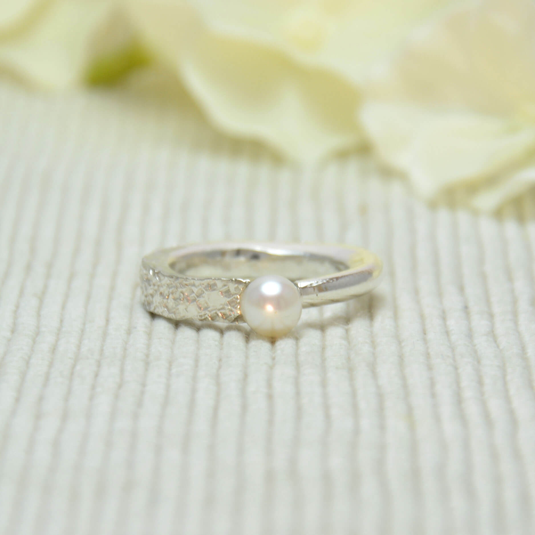 CREME BRULÉE Ring aus einer Gabelzinke mit Perle – bribri