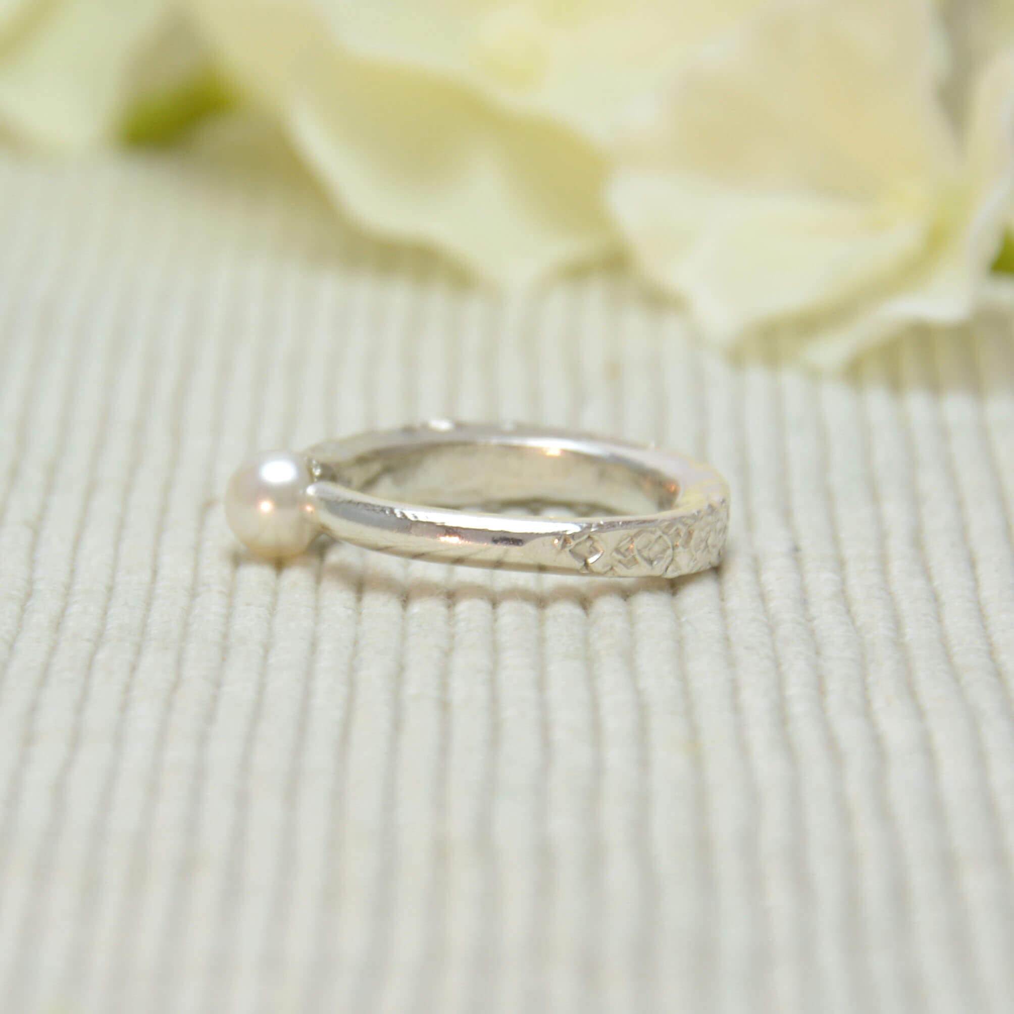 CREME BRULÉE Ring aus einer Gabelzinke mit Perle – bribri