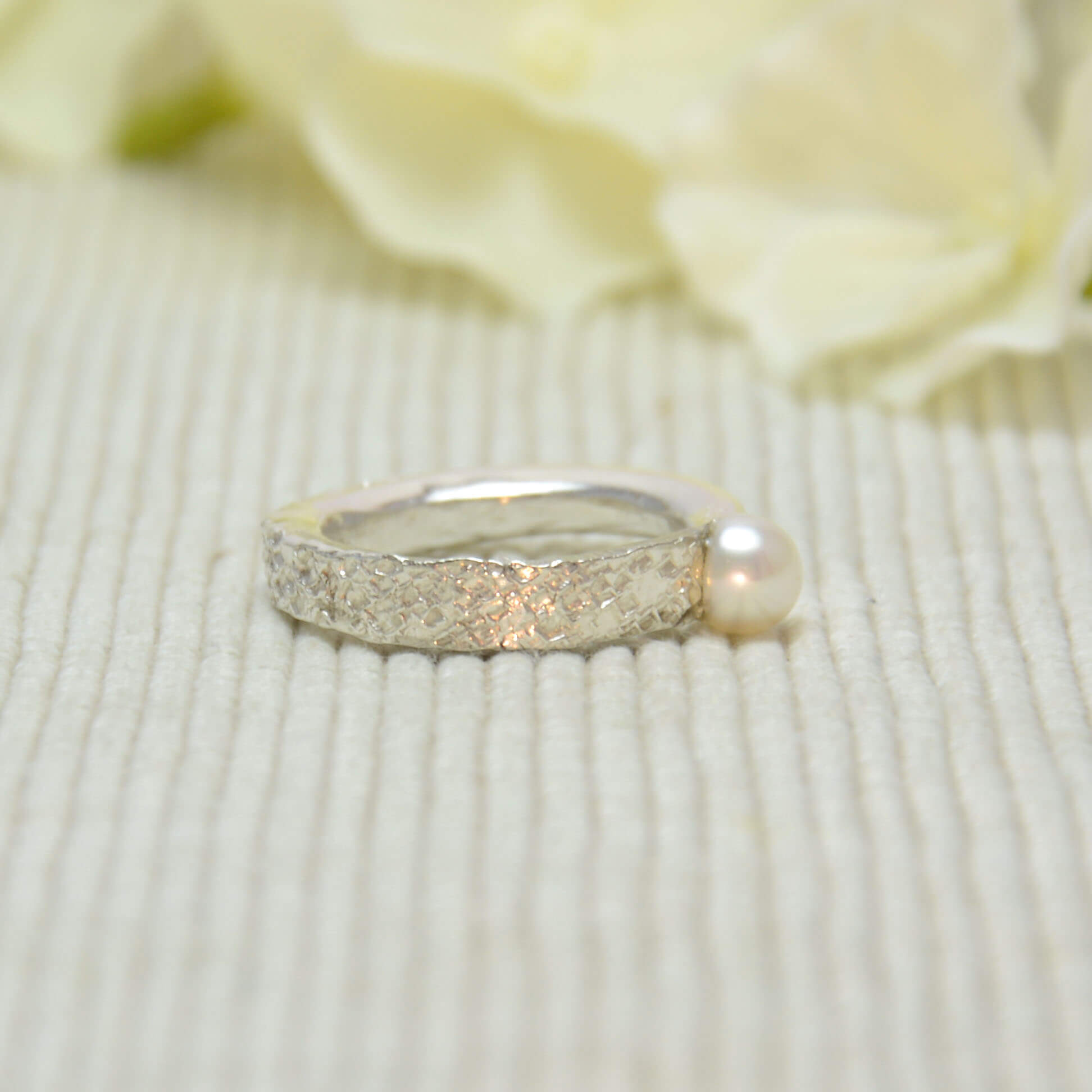 CREME BRULÉE Ring aus einer Gabelzinke mit Perle – bribri